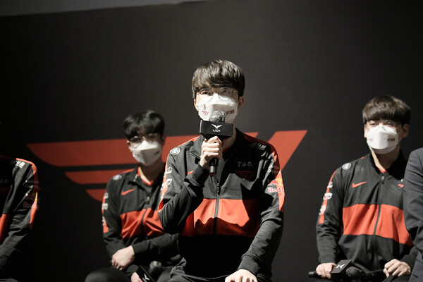 [LCK] V10 노리는 T1, 첫 우승 도전 젠지 “우리 팀 완승 자신” - 게임톡