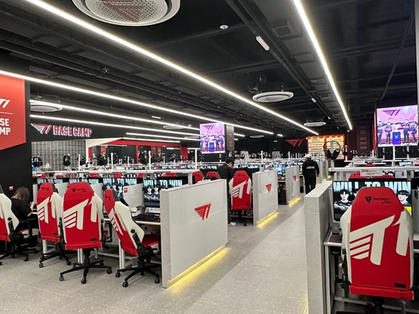 “T1 팬이라면 홍대입구로 모이세요” - 게임톡